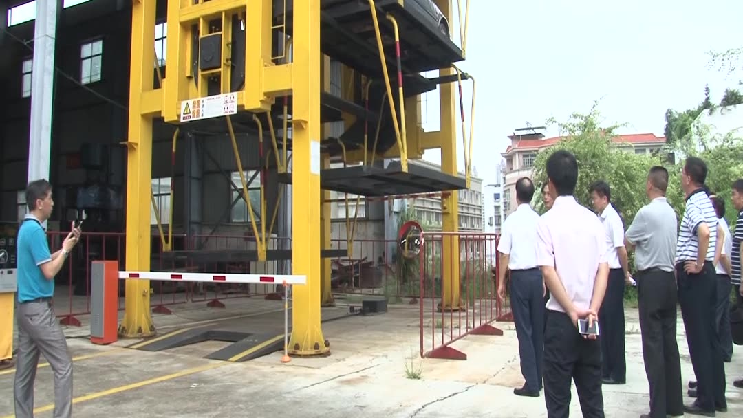 梧州市市长视察本市自主研发生产的“垂直循环立体停车库”