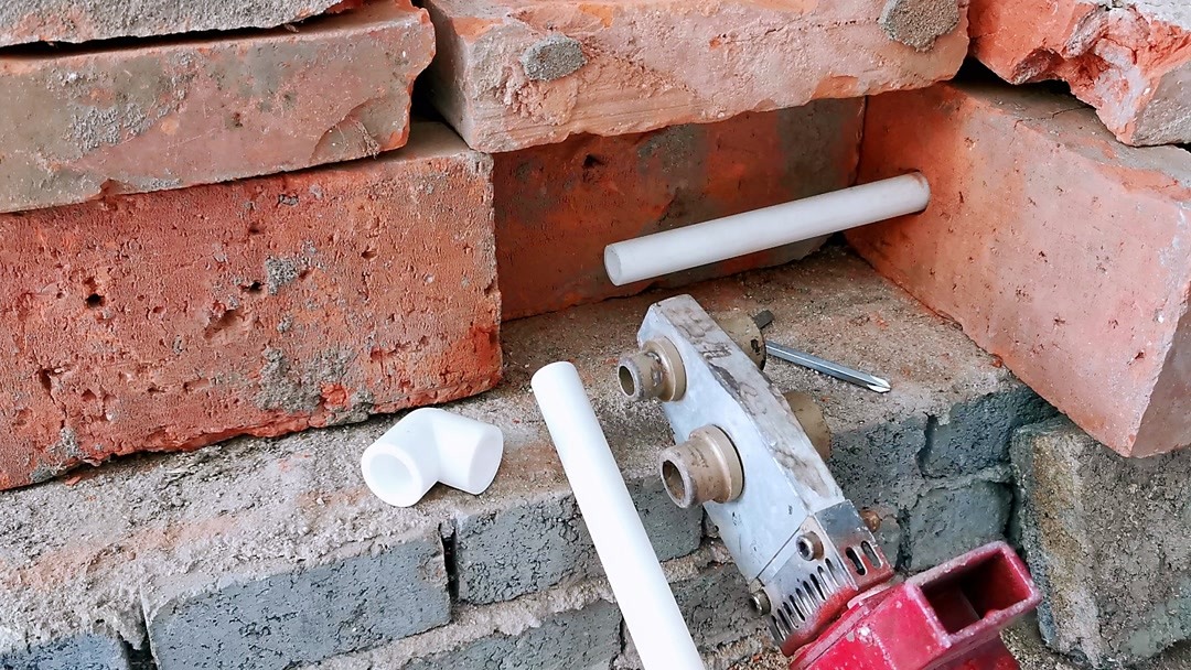 安装水管碰到死角,热熔器伸不进去怎么办?教你一招,轻松热熔