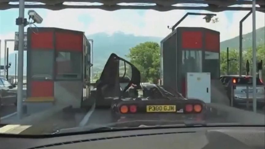 富二代花600万买了辆迈凯伦,过收费站的时候尴尬了