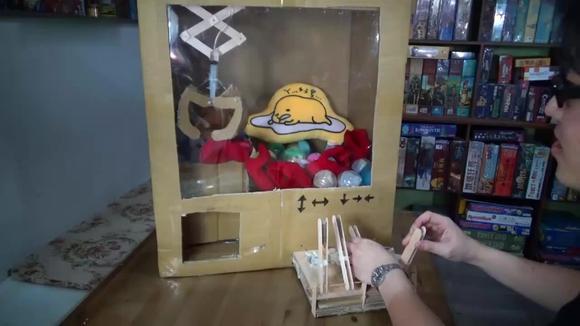 用纸箱做夹娃娃机,玩的不亦乐乎