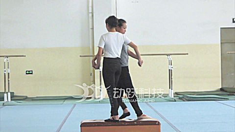 体育教案-体操凳上对行换位
