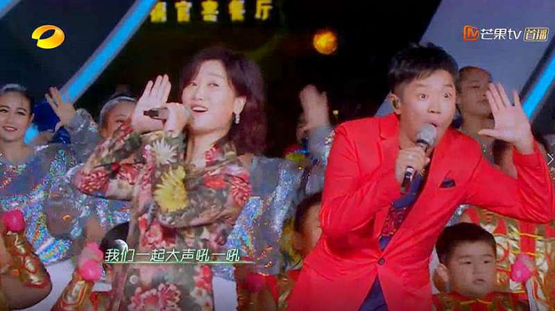 凤凰传奇经典歌曲《月亮之上》,歌声嘹亮,燃爆全场