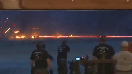 加特林机枪夜间爆射,试问谁与争锋,一直射一直爽!
