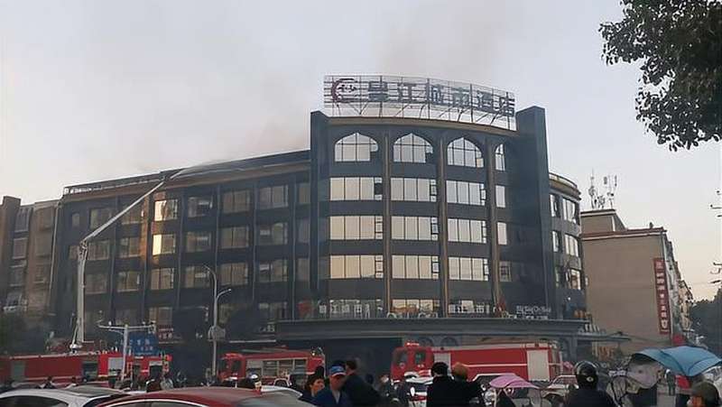 一酒店楼顶突发大火应急、消防部门迅速处置