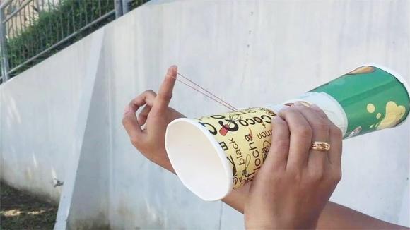 用两个纸杯做出的飞行器,飞完会旋转回来,你知道原理吗?