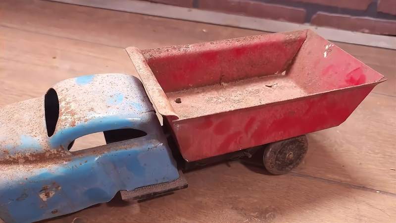 上世纪旧车模型翻新修复