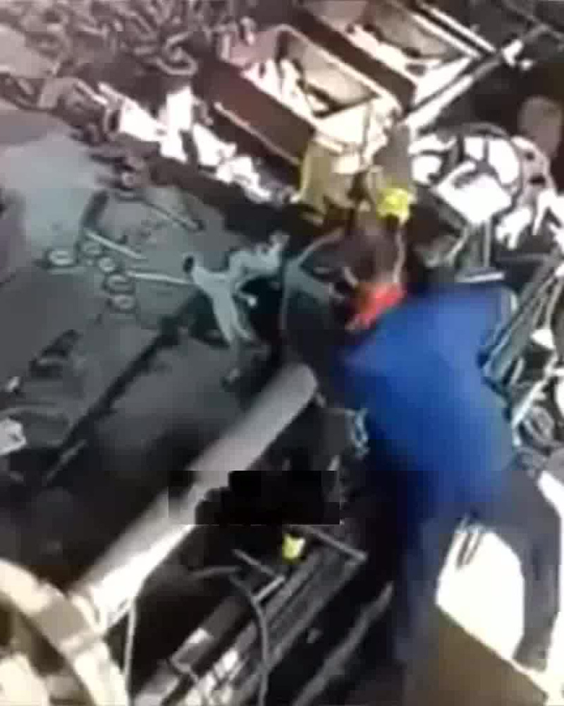 中年男子正在车间维修机器, 监控却恰巧记录下这恐怖一幕