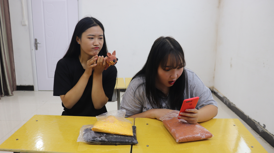 俩学生追剧入迷,用黏土捏剧中同款小猫,捏出的成品太搞笑了