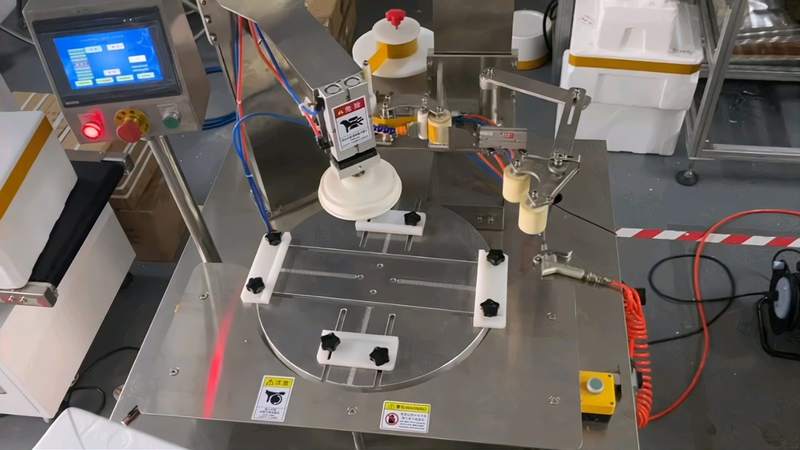 转盘泡沫箱封箱机穿胶带教程,自动泡沫箱胶带封箱机。