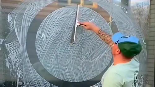 外国小伙一边搞卫生,一边画车标,又一个被保洁耽误的汽车设计师