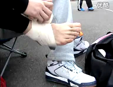 篮球运动伤害预防 2分钟脚踝绷带的使用