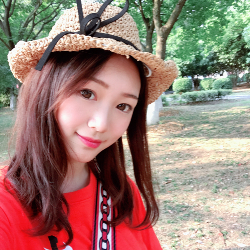 喷香水的卡洛塔 