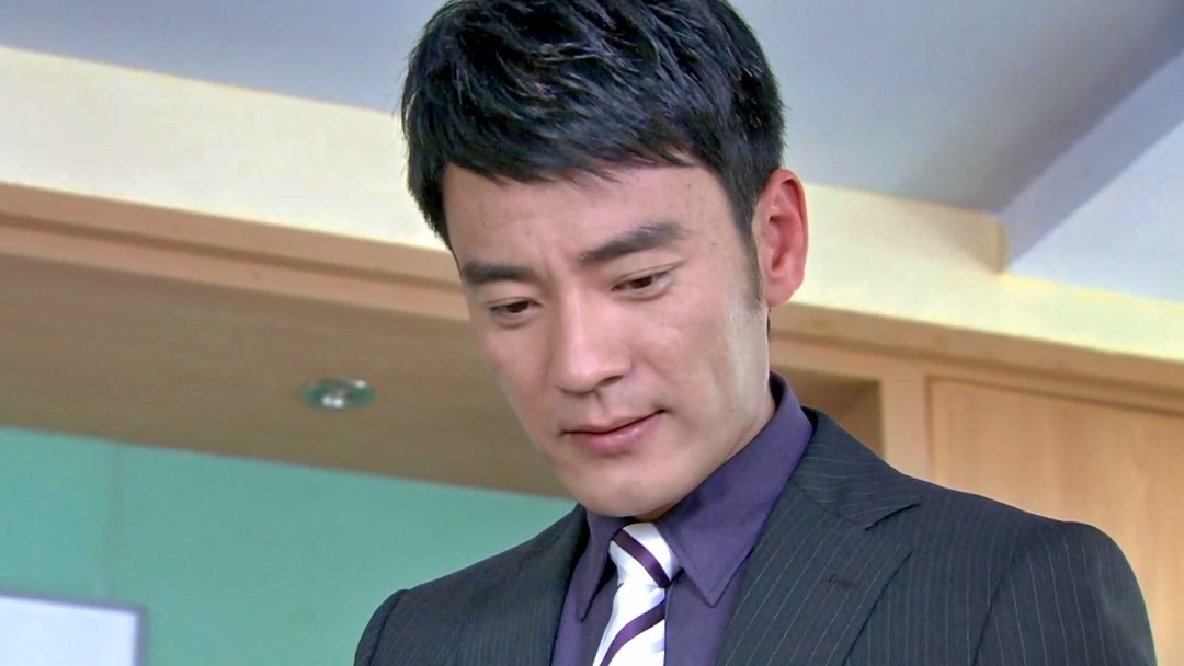 杜拉拉升职记:王伟接受调查,看到拉拉送的礼物,瞬间变得开心!