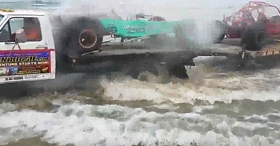 真任性!皮卡车拉着车厢,不减速过水路