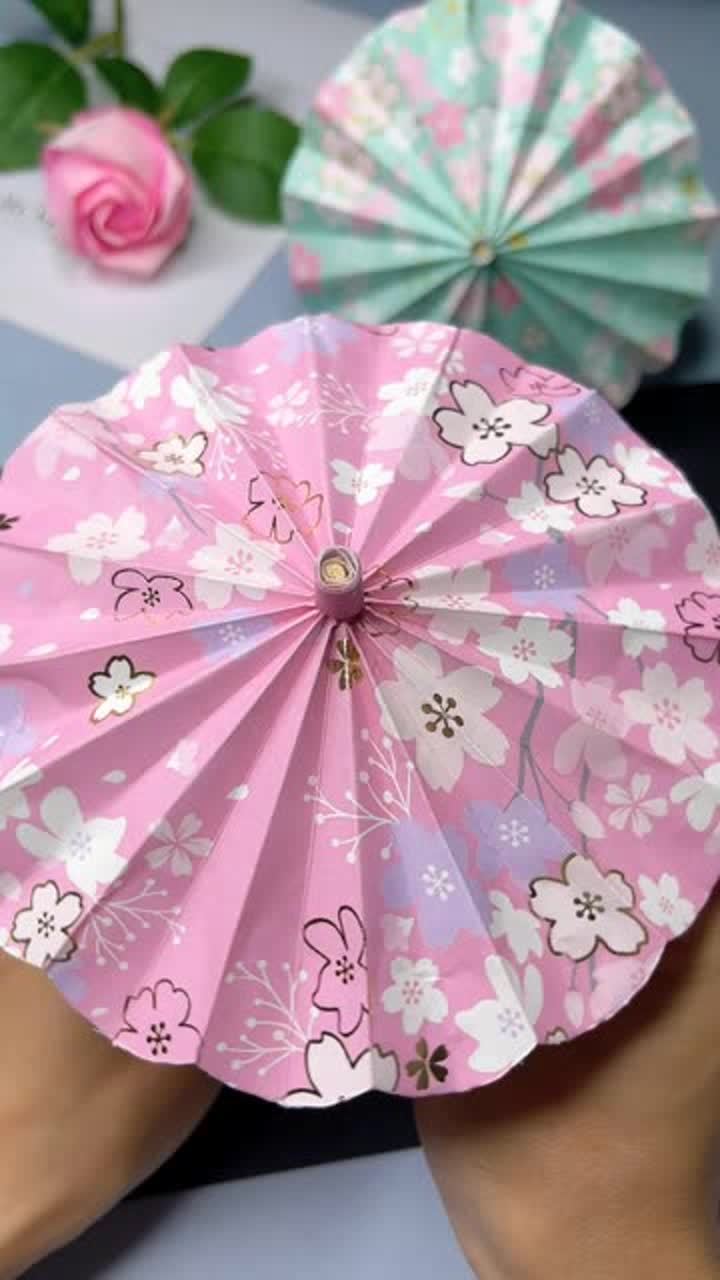 下雨天在家,跟小朋友一起折小雨伞吧,可以打开合上,太漂亮啦,快来试试...