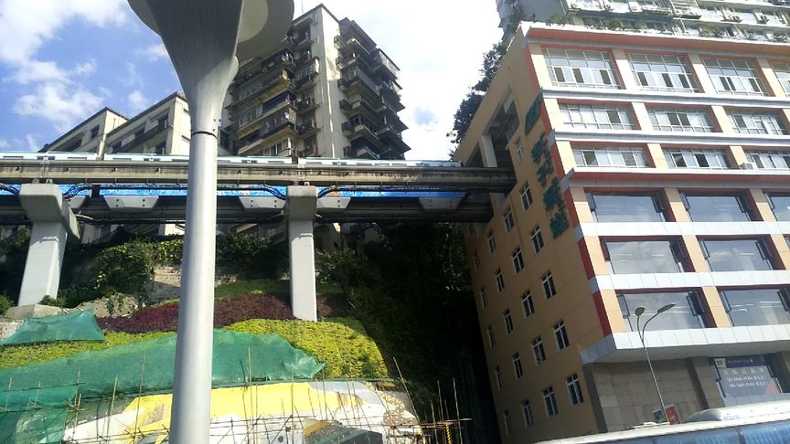 实拍重庆网红景点-轻轨穿楼