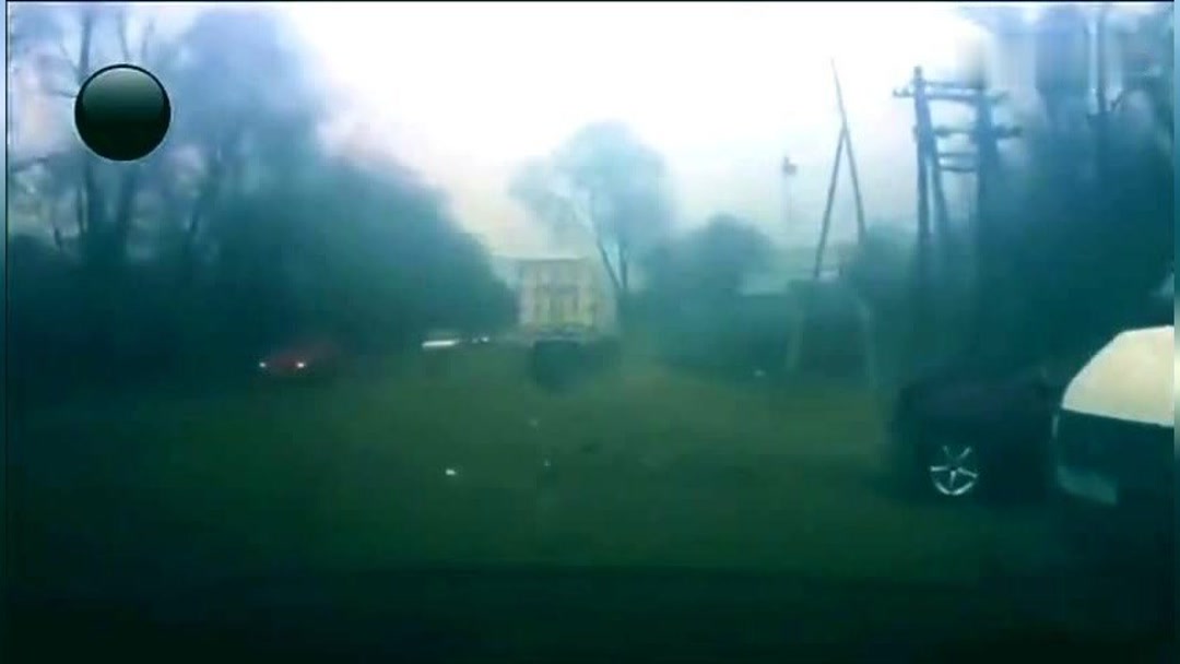 行车记录仪拍下超级严重车祸交通事故,看着真揪心,还敢超速吗?