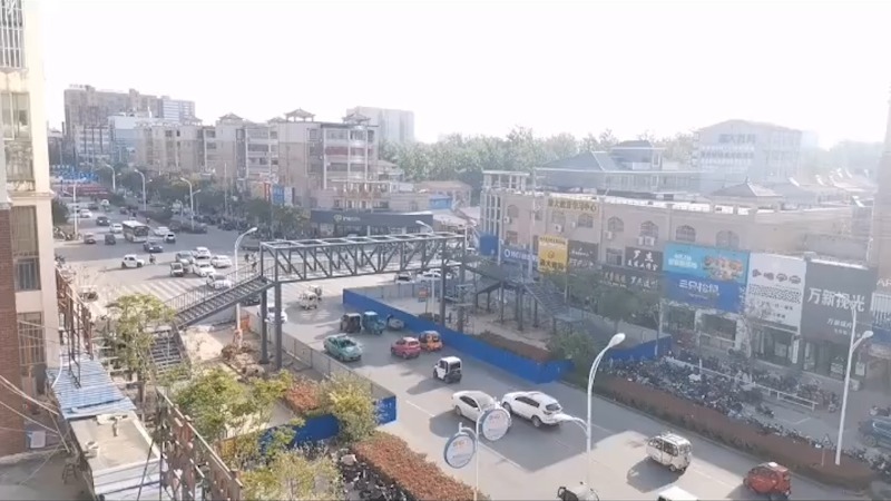 河南"土豪"家长自费在校门口建天桥?学校:确有天桥建起,学生可走可不走