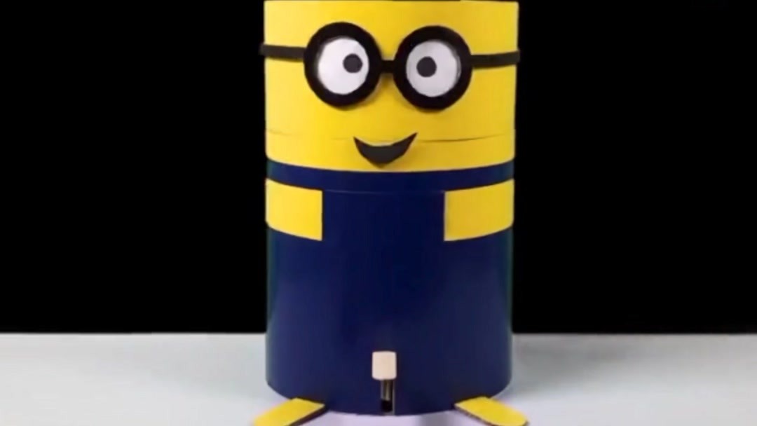 垃圾筒不用买,小伙用硬纸板制作小黄人垃圾筒,太有个性了