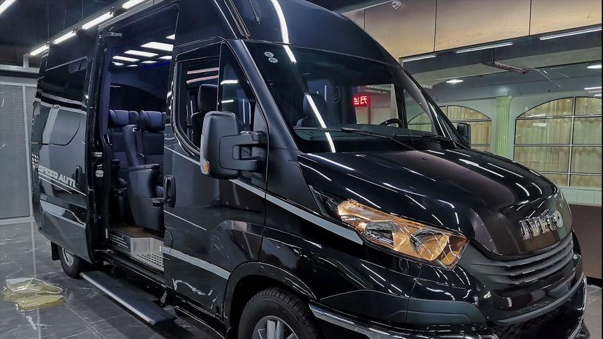 黑紫内饰的进口九座依维柯柴油商务车