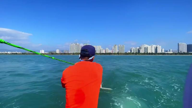 尾波冲浪真的太好玩了,张伦硕、张思捷、张凯琳我们每个人玩的都...
