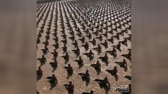 少林寺塔沟武术学校近万名弟子共同习练少林功夫,场面十分壮观!