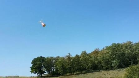 纸杯也能飞? 看外国小哥如何把废纸杯做成飞行器, 有点意思