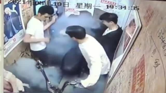 电动车轿厢内突然起火!多人来不及躲避,3秒内火焰吞噬整个电梯
