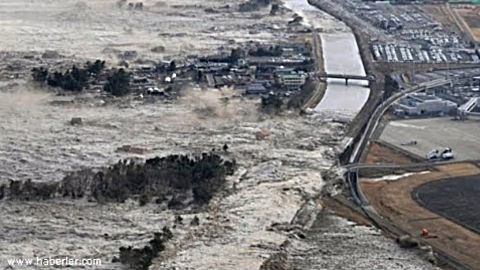 日本地震导致海啸爆发,上万居民在街上躲避了地震,却没逃过海啸