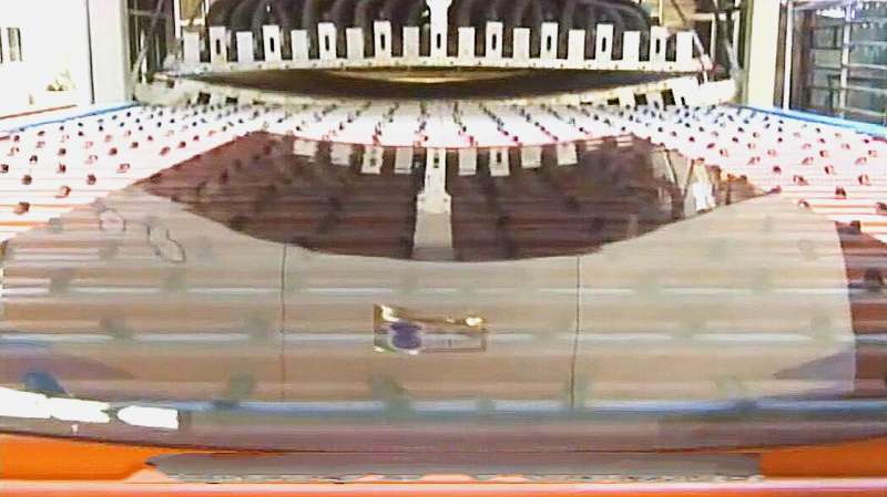 实拍国外曲面玻璃生产过程,看完才知道曲面屏手机贵得有多离谱!