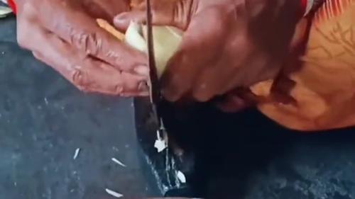 印度人都喜欢这样子用菜刀剐菜,他们很少用刀切,可能是害怕切到手指...