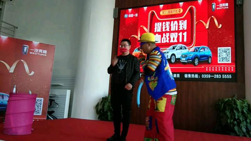 车展现场小丑表演太搞笑