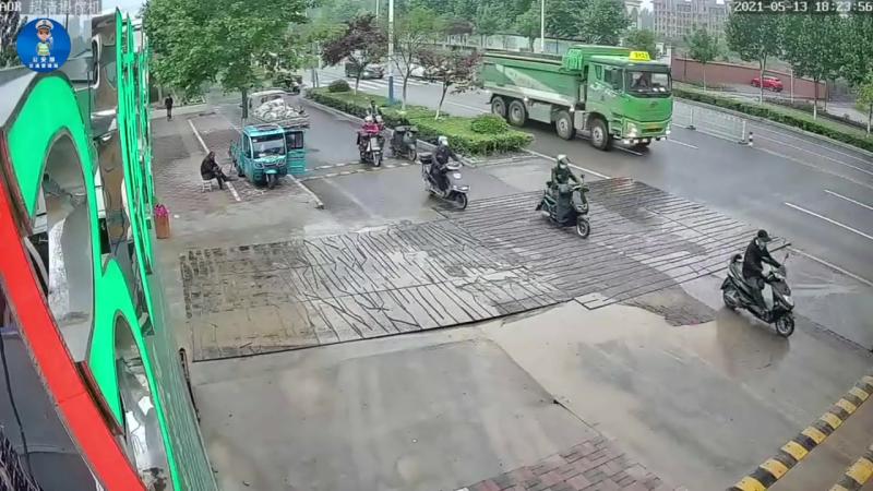 【惊险!差点儿被“虎口”吞掉![惊哭]】覆车之戒 近日在安徽宿州,一辆...