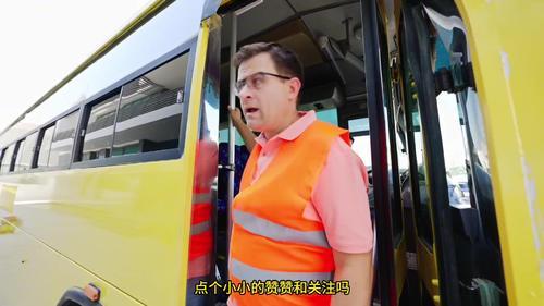 搞笑萌娃:乘坐校车需要注意什么事项?快来和我一起学习吧