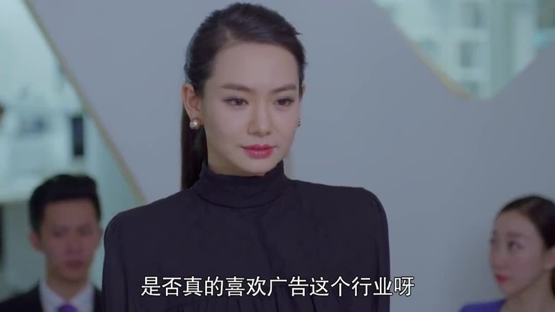 经理与美女面试,总裁给面试者出难题,不料面试者落荒而逃剩美女