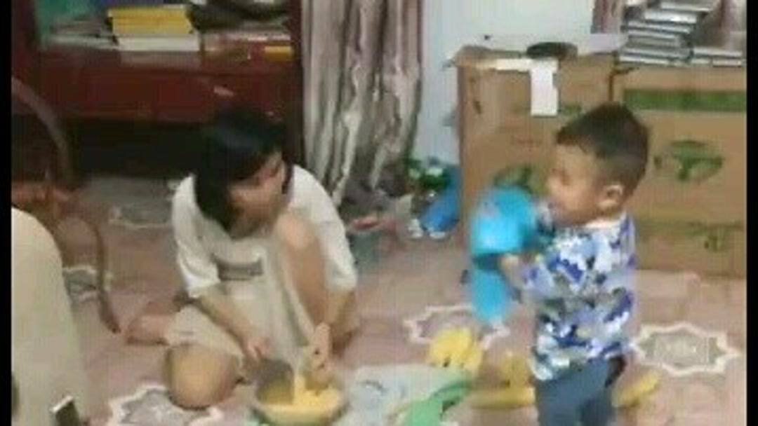 熊孩子自创飞行模式,笑抽