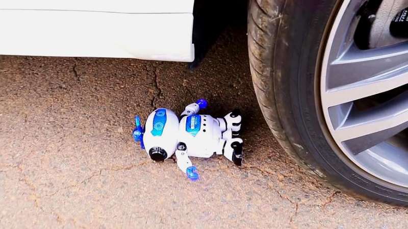 把电动玩具放到汽车下,你猜它会变成什么样?一起来看看吧!