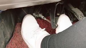 驾考科目二:学员演示正确离合器操作要领,切莫压离合太快熄火!