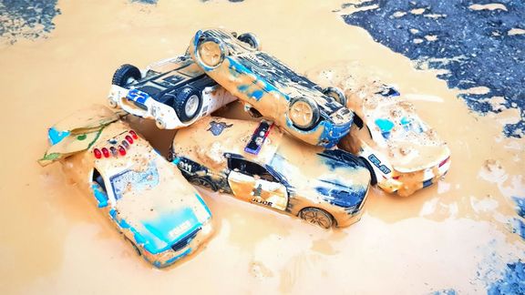 工程车救援队 营救泥潭中的警车