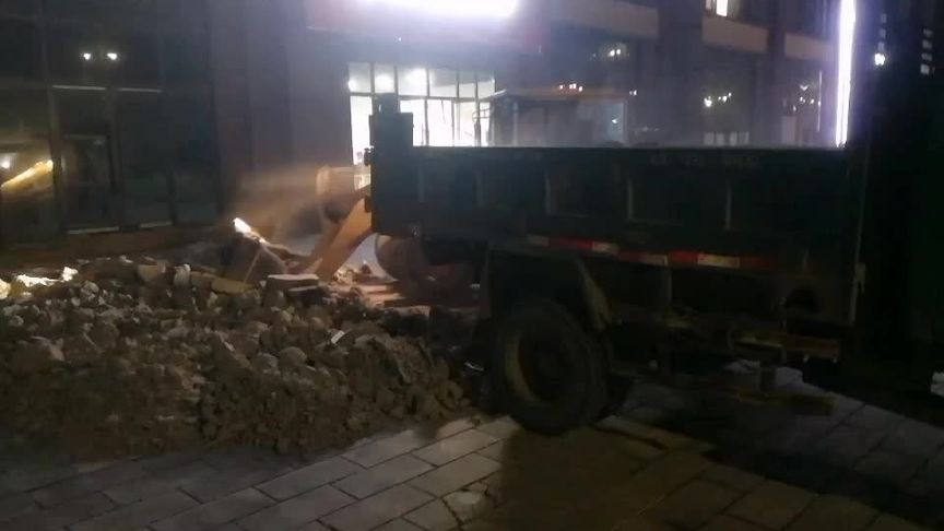 这么晚辛苦师傅们了,按时按点完成任务,最后两车!#致敬奋斗者