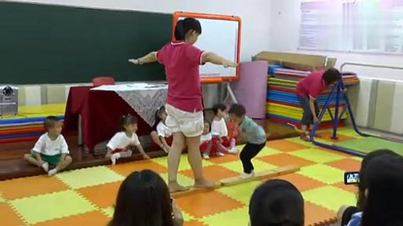 双美幼儿园示范课-走平衡木