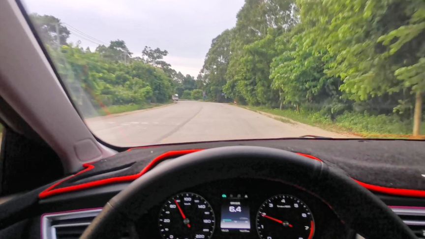 第一视角驾驶,这个看着也想去体验一次速度与激情,但是得有辆车