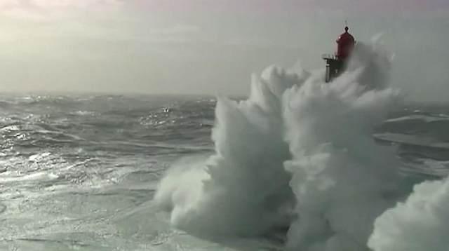 全球最危险的灯塔,滔天巨浪环绕,灯塔瞬间被吞没