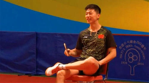 许昕马龙比赛,张继科给马龙搬椅子,网友直呼:一个敢搬一个敢坐