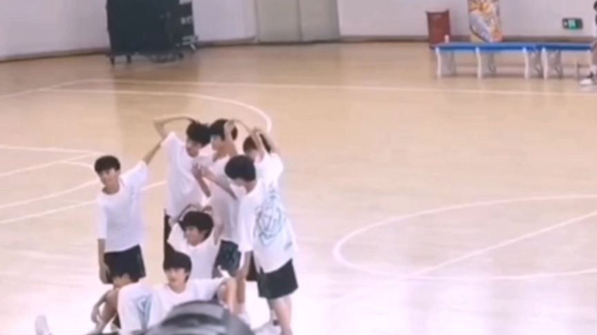 估计小炸们看到他们跳自己的歌时很尴尬吧#TF家族夏季运动会#四代