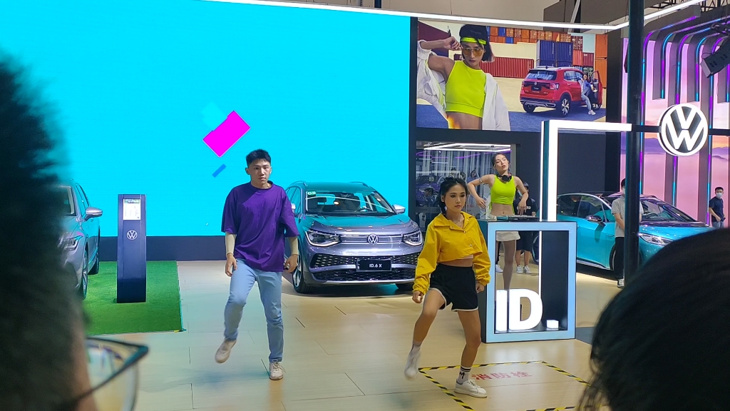 2022年7月苏州国际车展,打碟跳舞的表演。