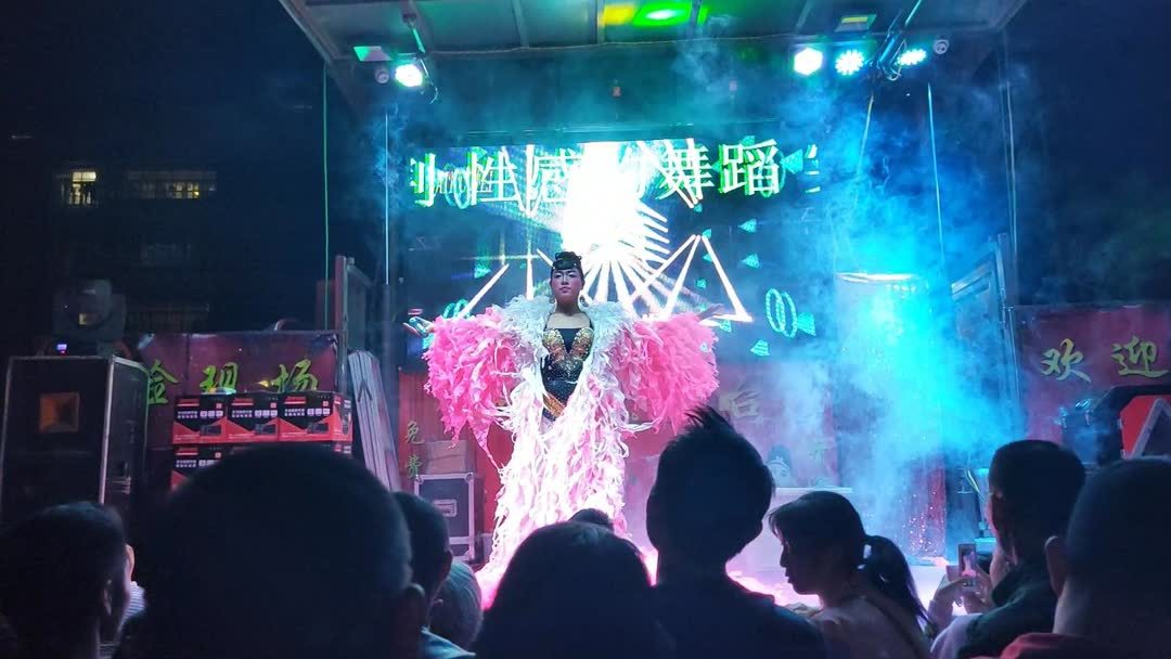 村里来了唱歌表演的说是泰国人妖大家说这是吗