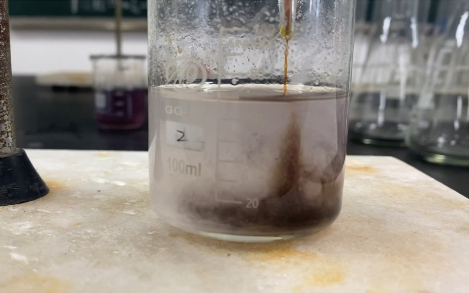 用滴定管向抗坏血酸中滴入碘伏,感受这一场倾尽所有的故事。