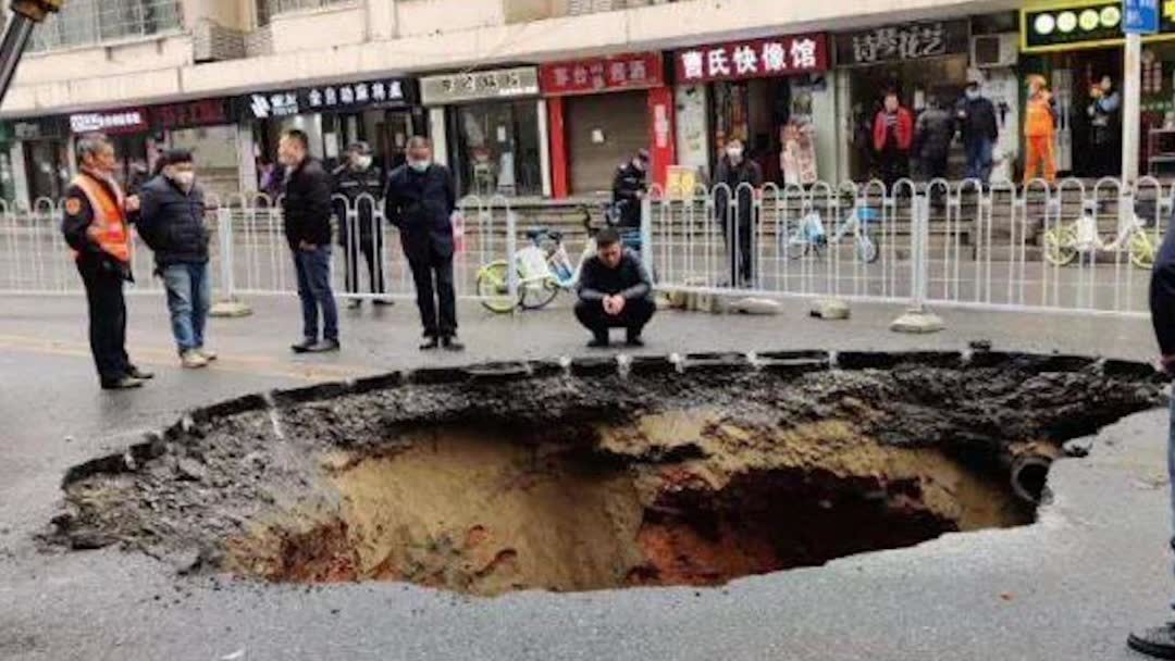 突发!湖南长沙桂花路路面塌陷,正在抢修交通管制