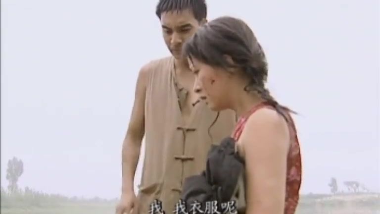 小伙跳河救落水的女子,女子娘醒来后发现衣服少了,小伙有点蒙了